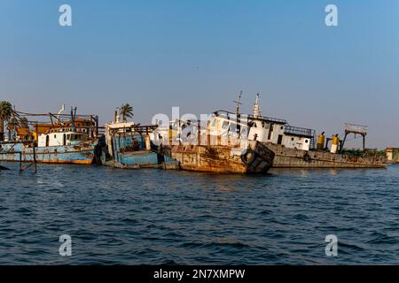 Rusty from the gulf war broken ships, Arvand Rood, Schatt Al-Arab ...