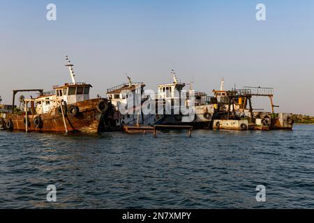Rusty from the gulf war broken ships, Arvand Rood, Schatt Al-Arab ...