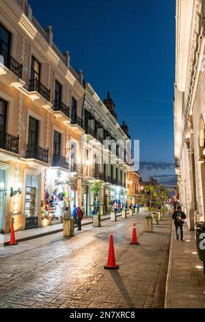 Historic center at night, Merida, Yucatan, Mexico Stock Photo - Alamy