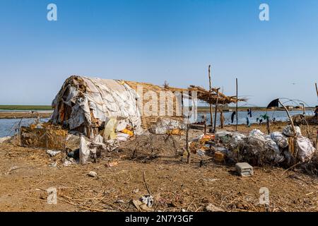 Iraq A Marsh Arab Reed House Stock Photo - Alamy