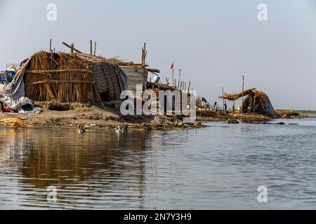 Iraq A Marsh Arab Reed House Stock Photo - Alamy