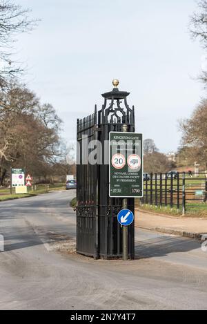 The Kingston Gate entrance to Richmond Park on a winter's day Stock ...