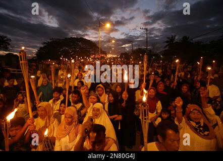Filipino Sultan of Sulu Jamalul Kiram III, left, listens to a supporter ...