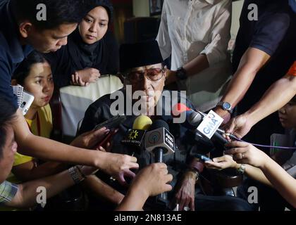 MANILA, Philippines - Sultan of Sulu Jamalul Kiram III speaks during an ...