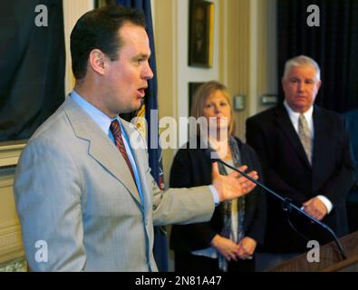 Pittsburgh Mayor Luke Ravenstahl, left, announces he has abandoned his ...