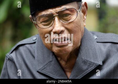 Filipino Sultan of Sulu Jamalul Kiram III, left, listens to a supporter ...