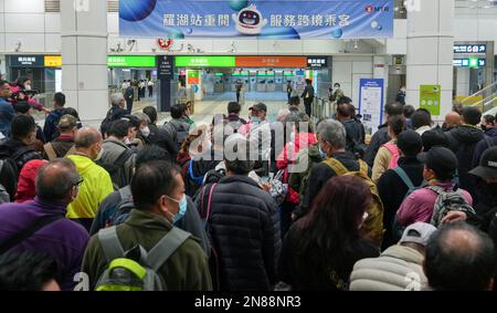 Passengers ready to cross the border at Lo Wu. The checkpoint begins ...