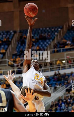 West Virginia's Aaric Murray (24) shoots over Radford's Lucas Dyer (15 ...