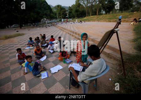Teenage Pakistani girl in Islamabad, Pakistan Stock Photo - Alamy