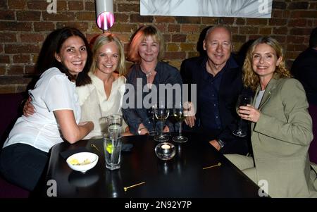 Mariella Frostrup, Kitty Aldridge, Mark Knopfler, Miriam D'Arbo poses ...