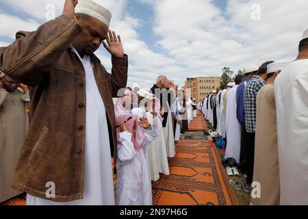 Kenyan Muslims pray during the Eid al-Fitr prayers in Nairobi, Kenya ...