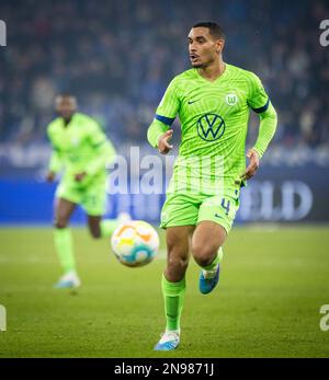 Maxence Lacroix (VfL Wolfsburg, #04) geht vom Feld nach seiner Rote ...
