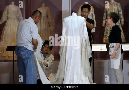 Senior conservator from the Victoria and Albert Museum of London ...