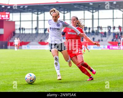 Sarah Zadrazil (25 FC Bayern) und Pernille Harder (21 Bayern) jubeln ...