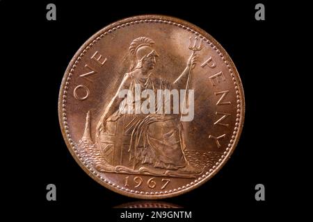 Reverse side of a 1967 One Penny featuring Britannia design Stock Photo ...