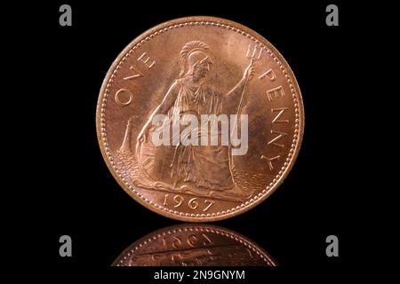 Reverse side of a 1967 One Penny featuring Britannia design Stock Photo ...