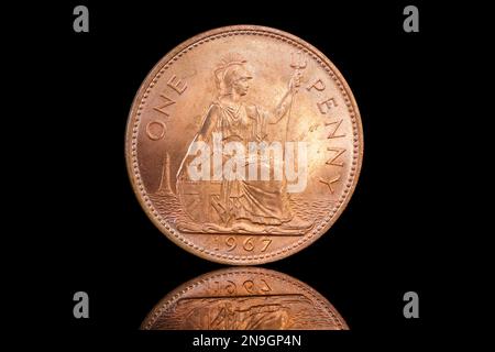 Reverse side of a 1967 One Penny featuring Britannia design Stock Photo ...