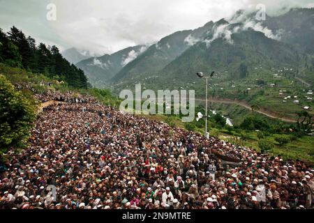 Kashmiri Muslims belonging to nomadic Gujjar tribe serve big platters ...