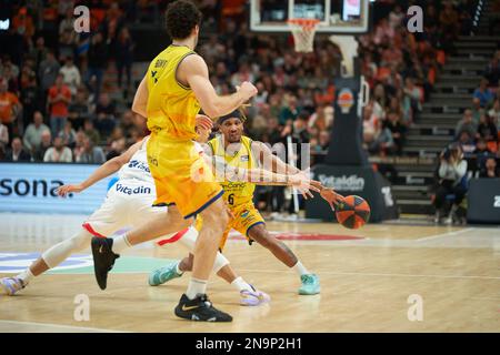 Jonah Radebaugh of Valencia basket (L) and Andrew Albicy of Gran ...