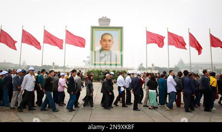 Visitors line up to view the embalmed body of the late Chairman Mao ...