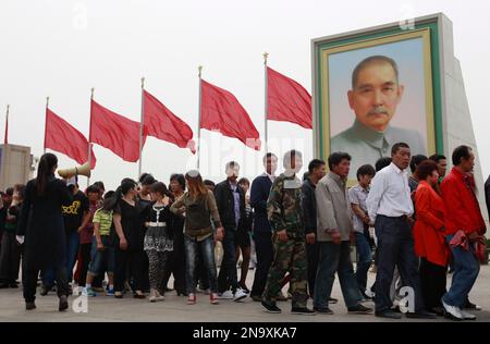 Visitors line up to view the embalmed body of the late Chairman Mao ...