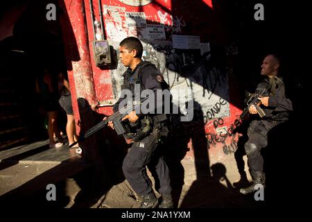 Police officers belonging to the BOPE (Special Police Operations ...