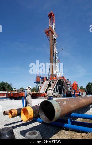 Fracking oil rig drills in Oklahoma field Stock Photo - Alamy