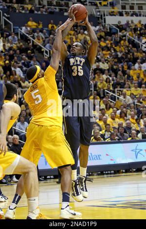 Pittsburgh's Nasir Robinson (35) shoots in the first half of an NCAA ...