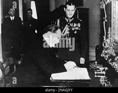 Hermann Goering with the Polish president Moscicki on a hunt Stock ...