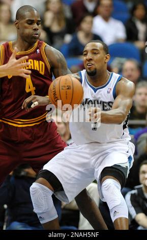 Cleveland Cavaliers' Antawn Jamison, left, drives past Los Angeles ...