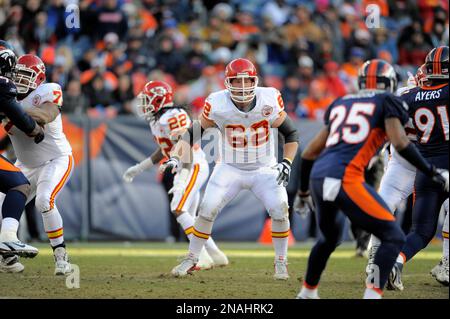 Kansas City Chiefs center Casey Wiegmann (62) lines up during an NFL ...