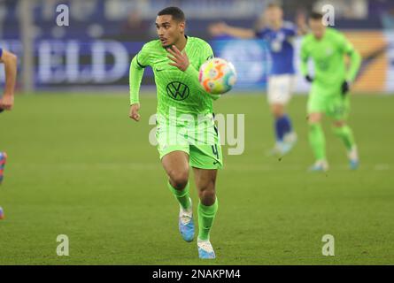 Maxence Lacroix (VfL Wolfsburg, #04) geht vom Feld nach seiner Rote ...