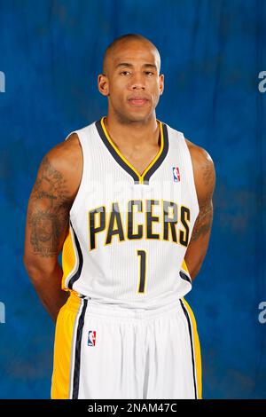 Indiana Pacers guard Dahntay Jones, center, goes up for a shot between ...