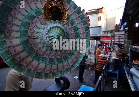 Garland of Indian currency Stock Photo - Alamy
