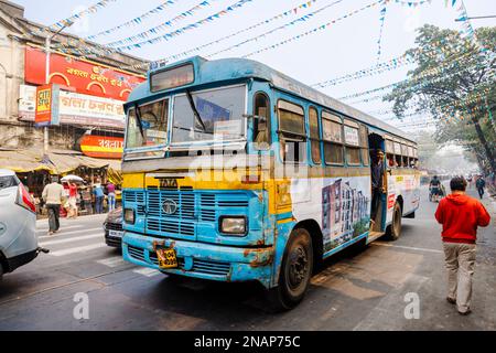 Street scene in Fariapukur, Shyam Bazar, a suburb of Kolkata, West ...