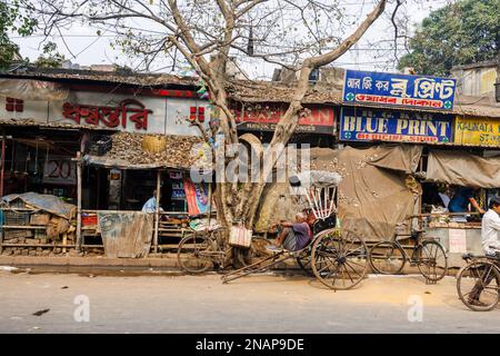 Street scene in Fariapukur, Shyam Bazar, a suburb of Kolkata, West ...