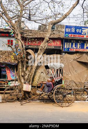 Street scene in Fariapukur, Shyam Bazar, a suburb of Kolkata, West ...