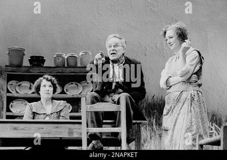 l-r: Rosaleen Linehan (Kate), Alec McCowen (Jack), Anita Reeves (Maggie ...