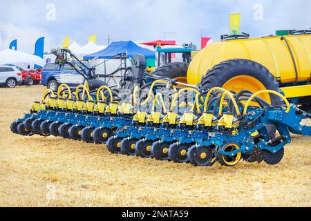 Multi row seeder with a mechanism for precise seed distribution used in ...
