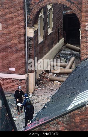 Strangeways Prison Riots 1990 prisoners on the roof demonstrating ...