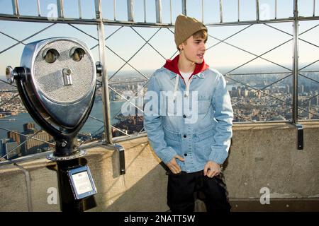 Justin Bieber appears on the observation deck of the Empire State ...