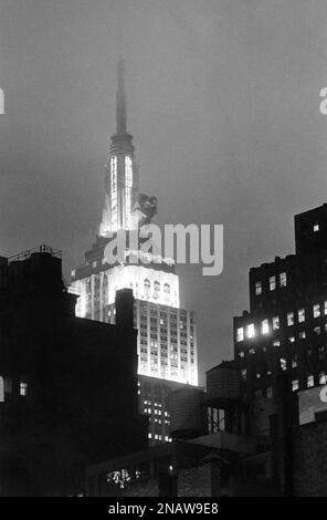 GORILLA EMPIRE STATE BUILDING KING KONG (1933 Stock Photo - Alamy