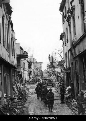 Soldiers walking through a ruined street in Italy following the havoc ...