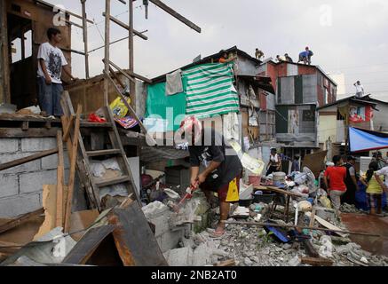 Demolition crew tear down shanties at a poor neighborhood at Manila's ...