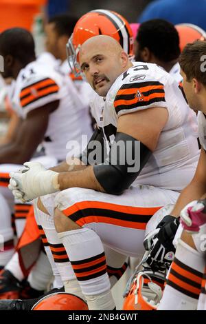 Cleveland Browns offensive tackle Tony Pashos (79) guards to the left ...