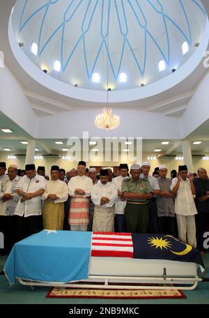 Muslims at a funeral in Malaysia Stock Photo - Alamy