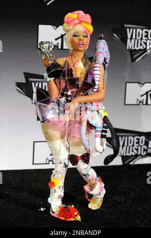 Nicki Minaj poses backstage with the award for best female hip-hop ...