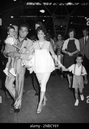 FILM PRODUCER MIKE TODD WITH HIS WIFE ELIZABETH TAYLOR Stock Photo - Alamy