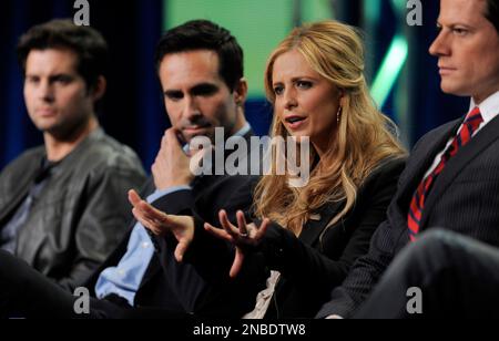 RINGER, (from left): Ioan Gruffudd, Sarah Michelle Gellar, Kris Polaha ...