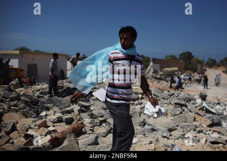 Tripoli, Libya. Libyan Man Wearing Traditional Holi (Cloak) and Tagiyah ...